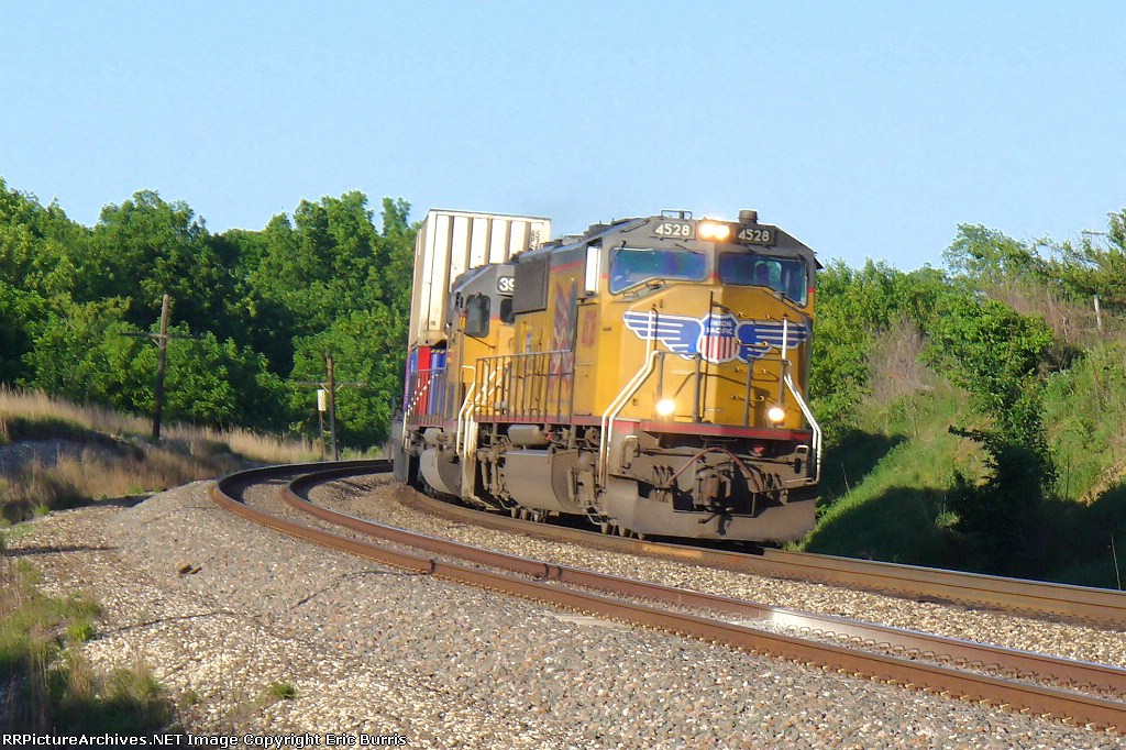 UP 4528 westbound